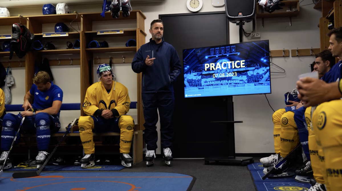 ️ DAVOS - Les premières images de l'entraîneur Josh Holden | Planète Hockey