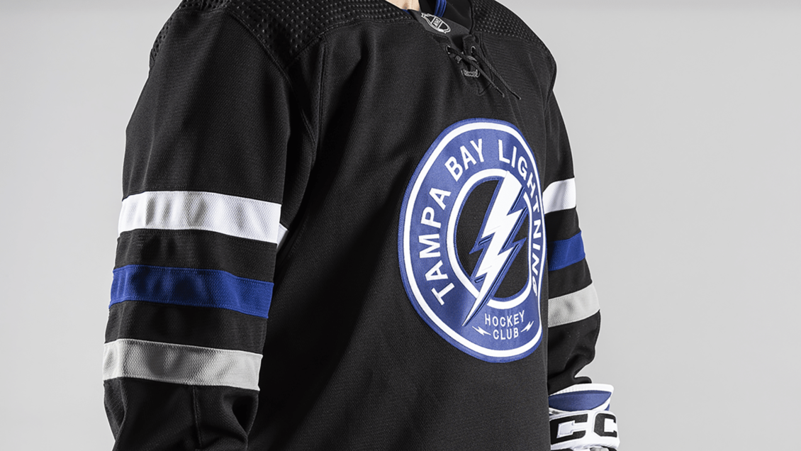 NHL - Le Lightning présente son nouveau maillot | Planète Hockey