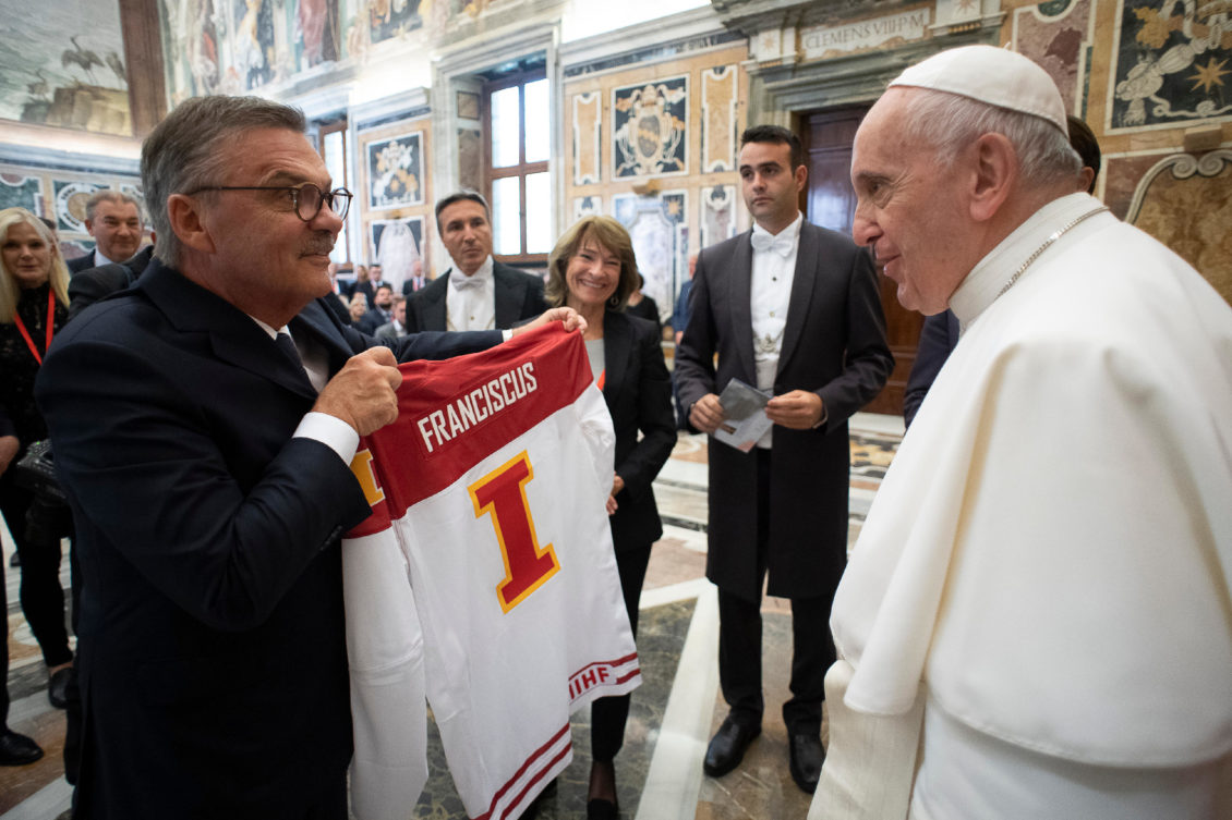 IIHF - Quand le Pape François recevait le monde du hockey | Planète Hockey