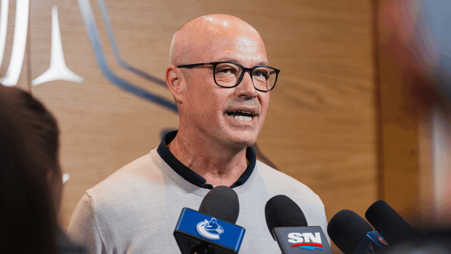 NHL - Les Canucks virent leur directeur-général | Planète Hockey